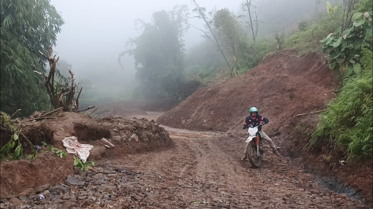 Uji nyali paling ter isolir Jabar🔥Jalan seram terabas longsor desa ...