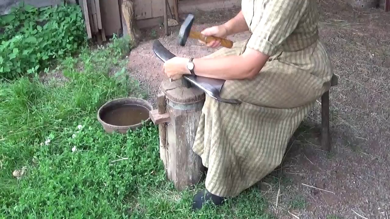 Peening the scythe blade - YouTube