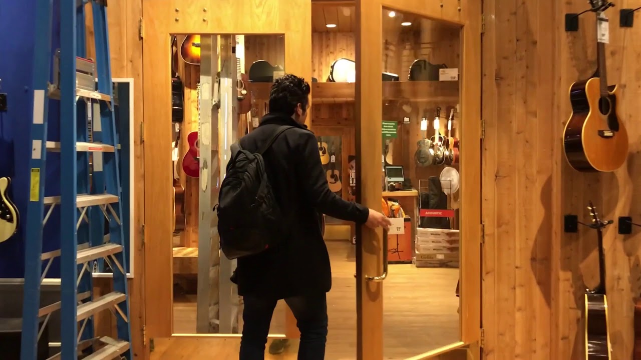 Conociendo Guitar center y Sam ash I Probando algunos bajos I - YouTube