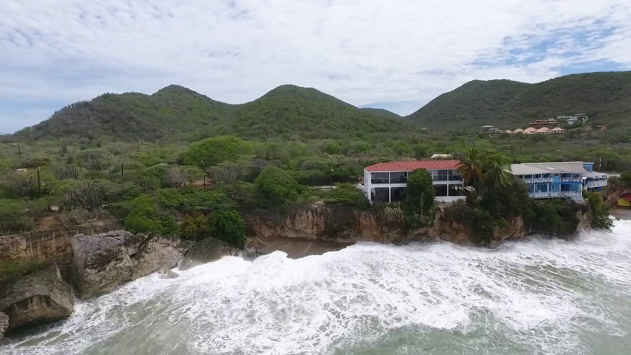 Ruwe zee bij Playa Forti - YouTube