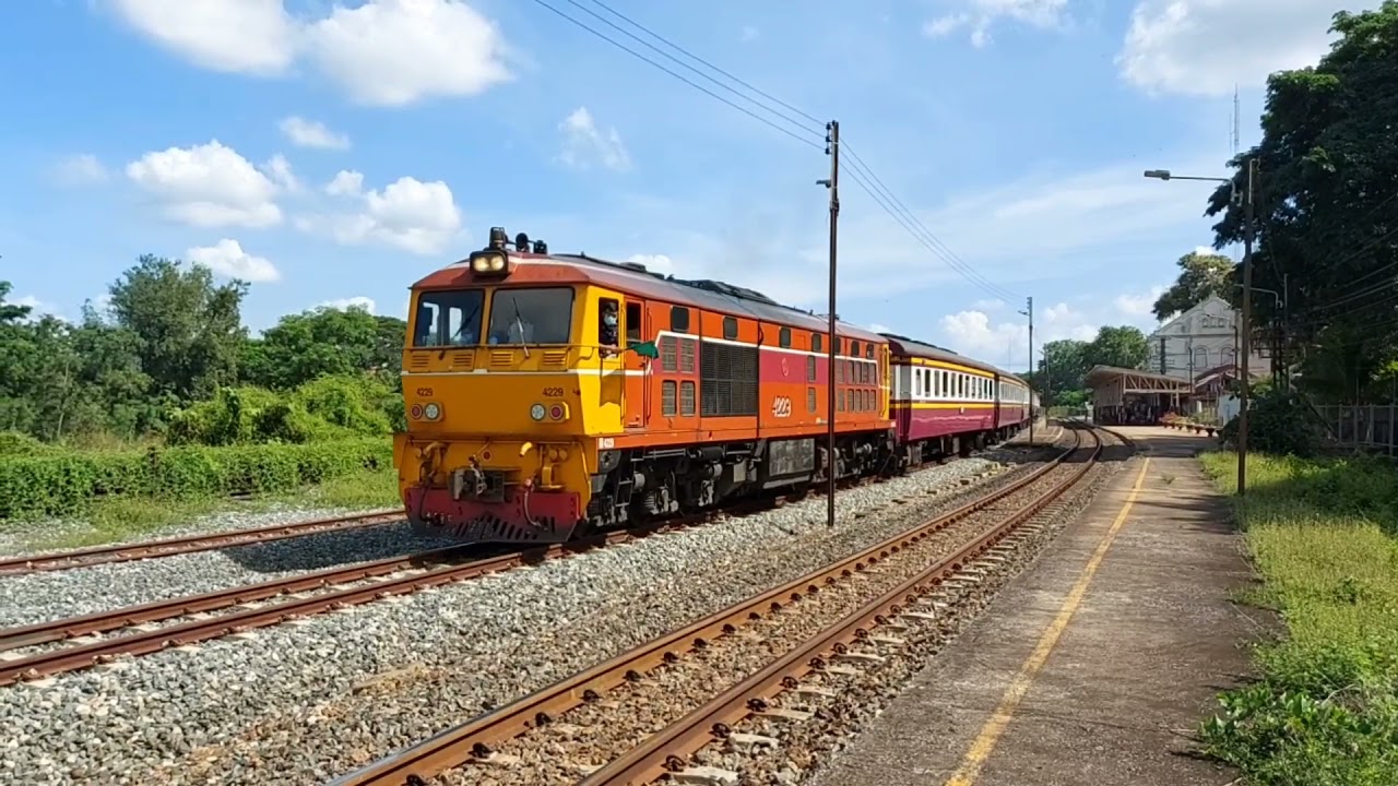 รถไฟไทย Alsthom 4229 ทำขบวนรถเร็วที่ 111 หลีก CSR SDA3 5120 ขบวน 636 ...