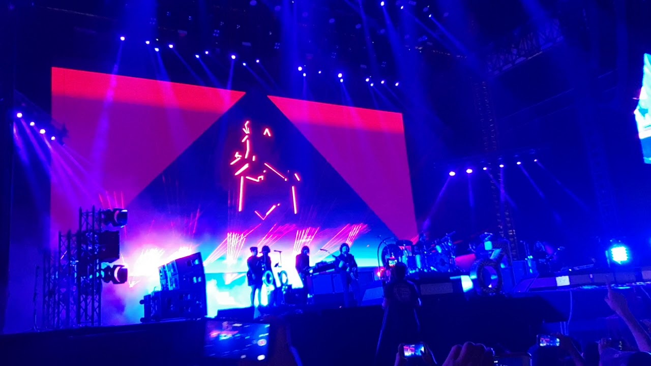 The Killers - Human Intro - 2018 Singapore F1 Concert Live - YouTube
