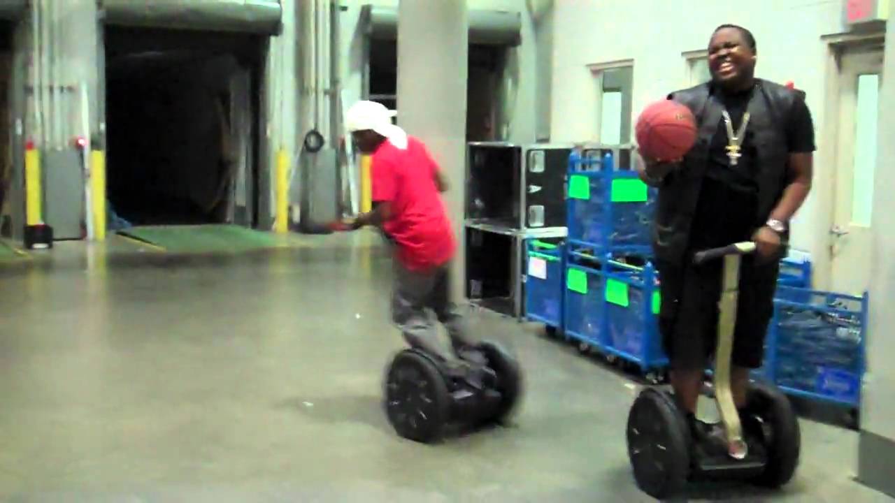 Iyaz - Segway Basketball with Sean Kingston! [Extras] - YouTube