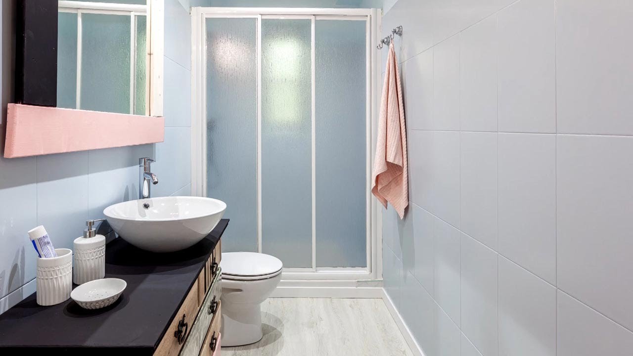Cuarto de baño PEQUEÑO y sencillo con mueble MUY ORIGINAL - Programa ...