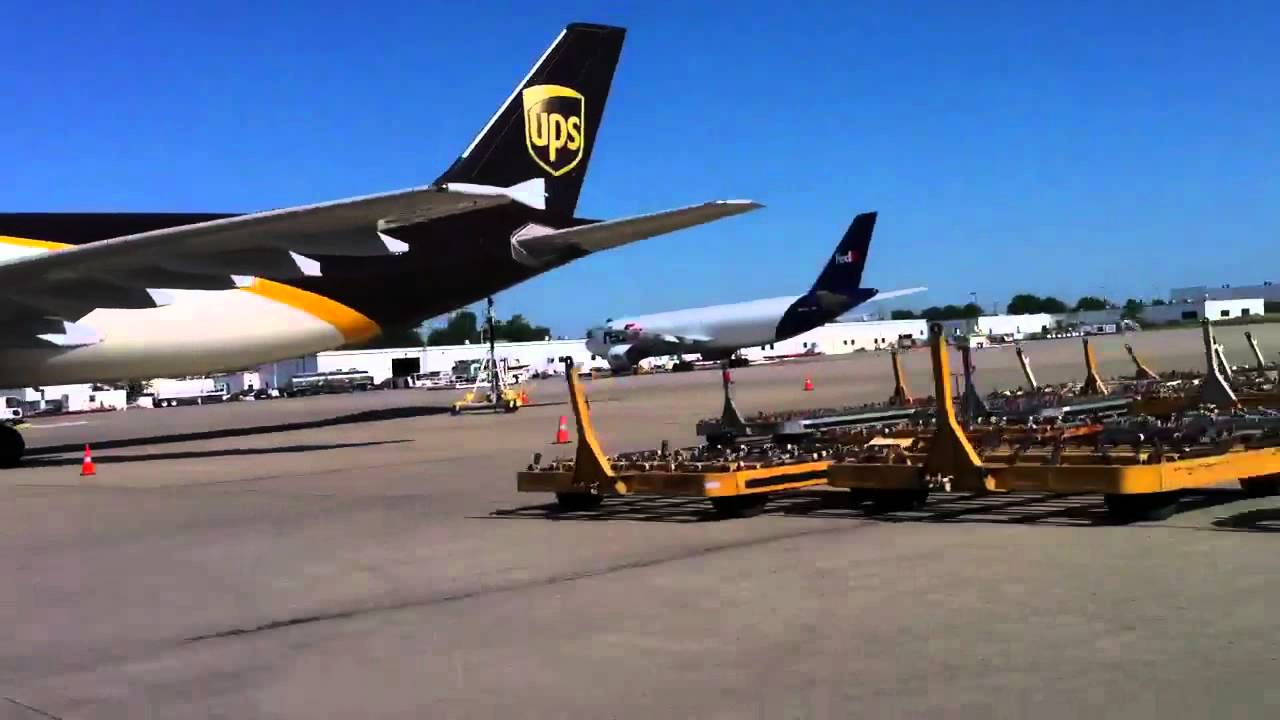 A310 Ups and Fedex airplane loading - YouTube