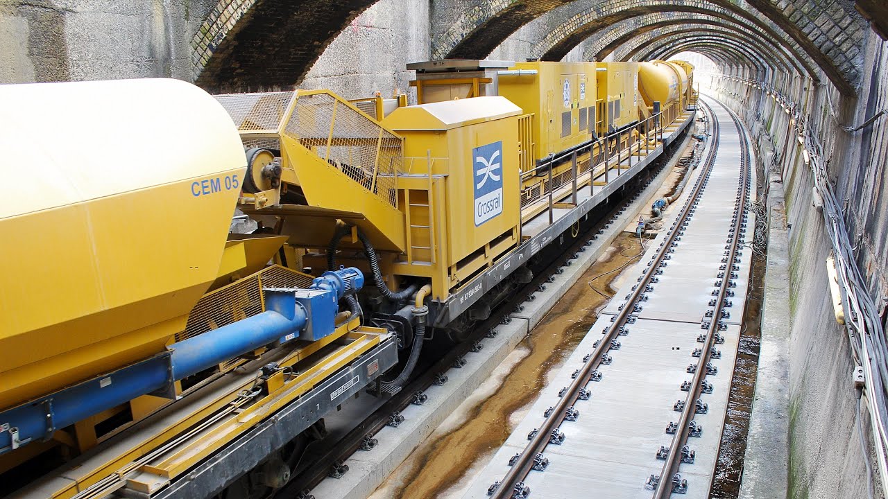 Crossrail Railway Systems: 360° video of concreting train journey from ...