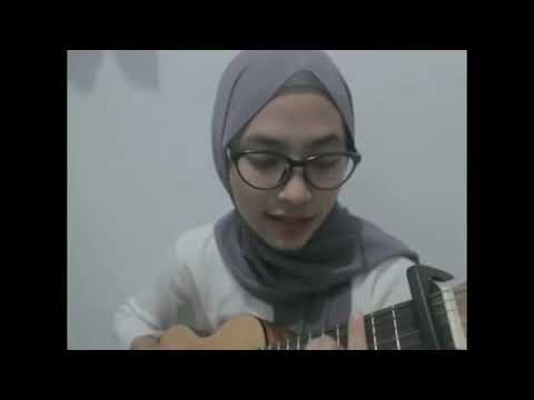 Cewek berjilbab nyanyi pake gitar