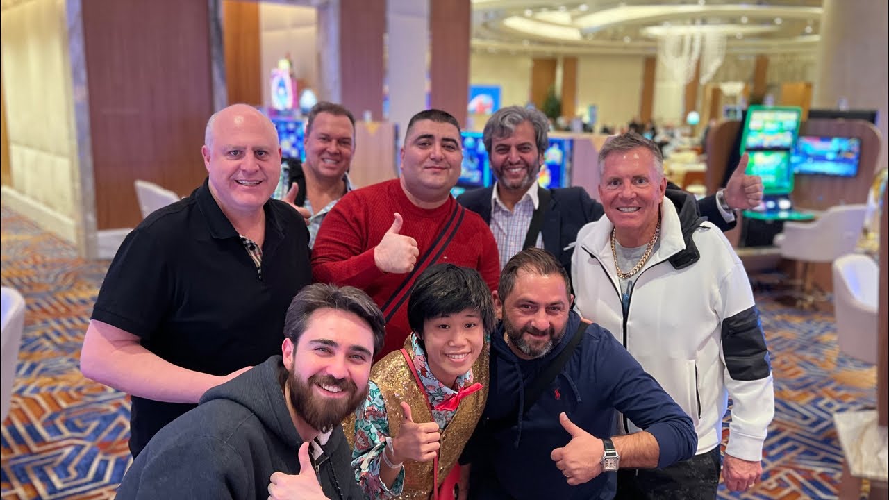 HIGH ROLLER SHOW DOWN!!! @thebigjackot @vegasmatt @bombaslots @mrmikeslots @therealbizzok - YouTube