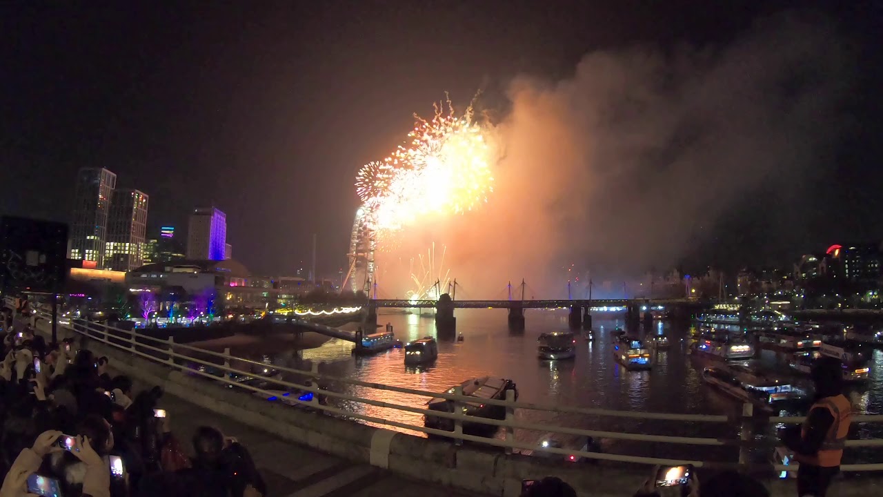 London fireworks 2020 - Waterloo Bridge - YouTube