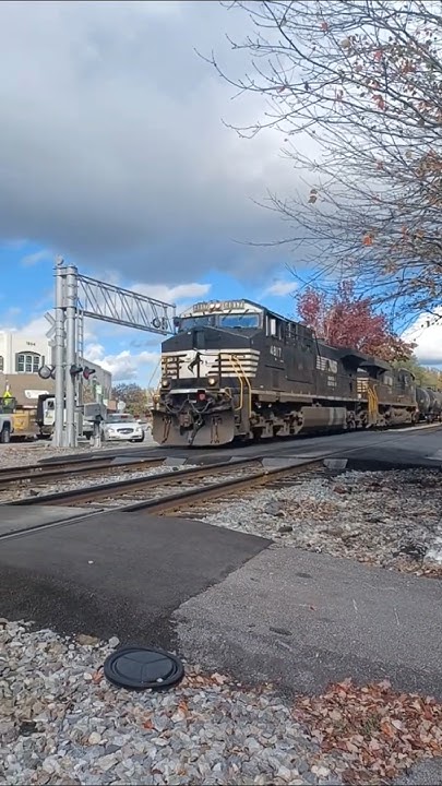 "Almost too Late" Heard it Blasting @ crossing Aggressive Norfolk Southern #4817 - #153@rider22 ...
