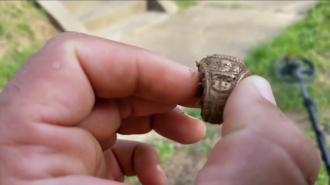 Navy veteran reclaims missing class ring after 45 years - YouTube
