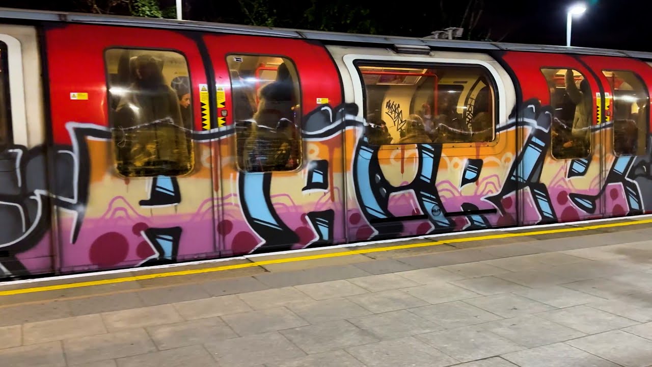 One Minute Uncut - Central Line Graffiti London - YouTube