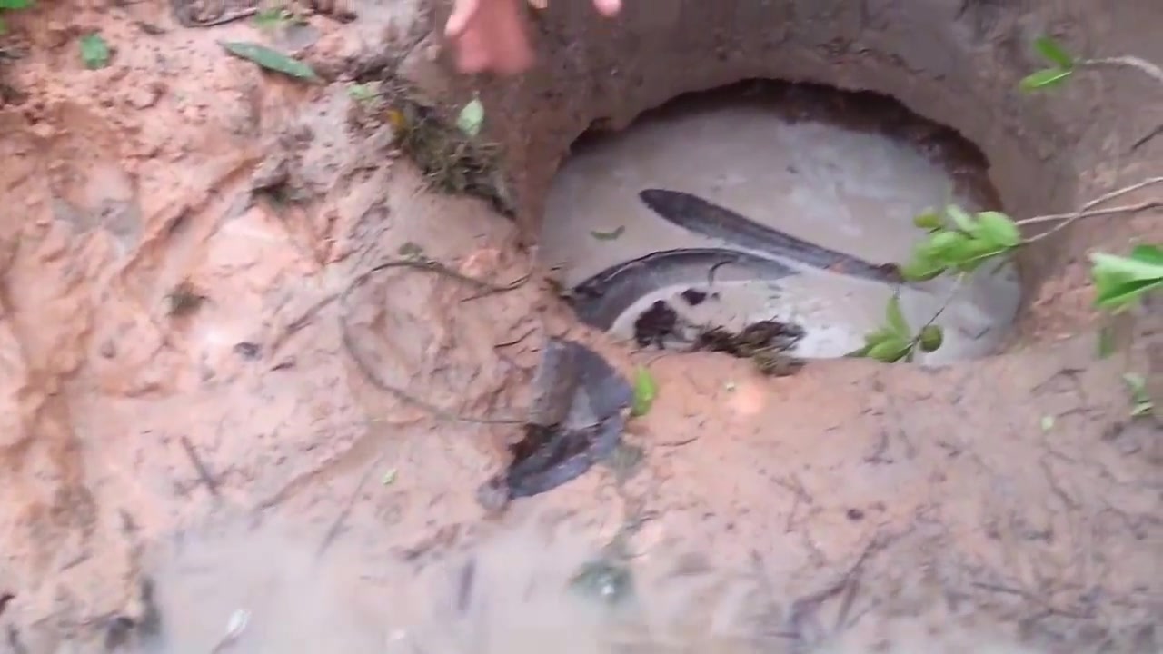 Amazing Deep Hole Fishing In Winter Season -How To Catch Fish With ...