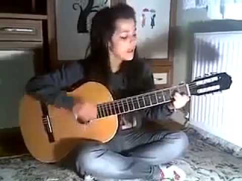 От души поёт