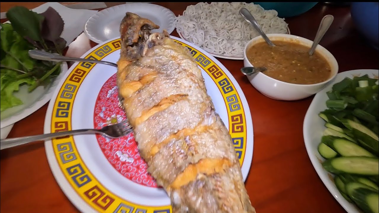 Laos LA ສະບາຍດີ🙏eating western lao food 🍱 Pund pa กิน เมี่ยง ปลา ดู ทอด ...