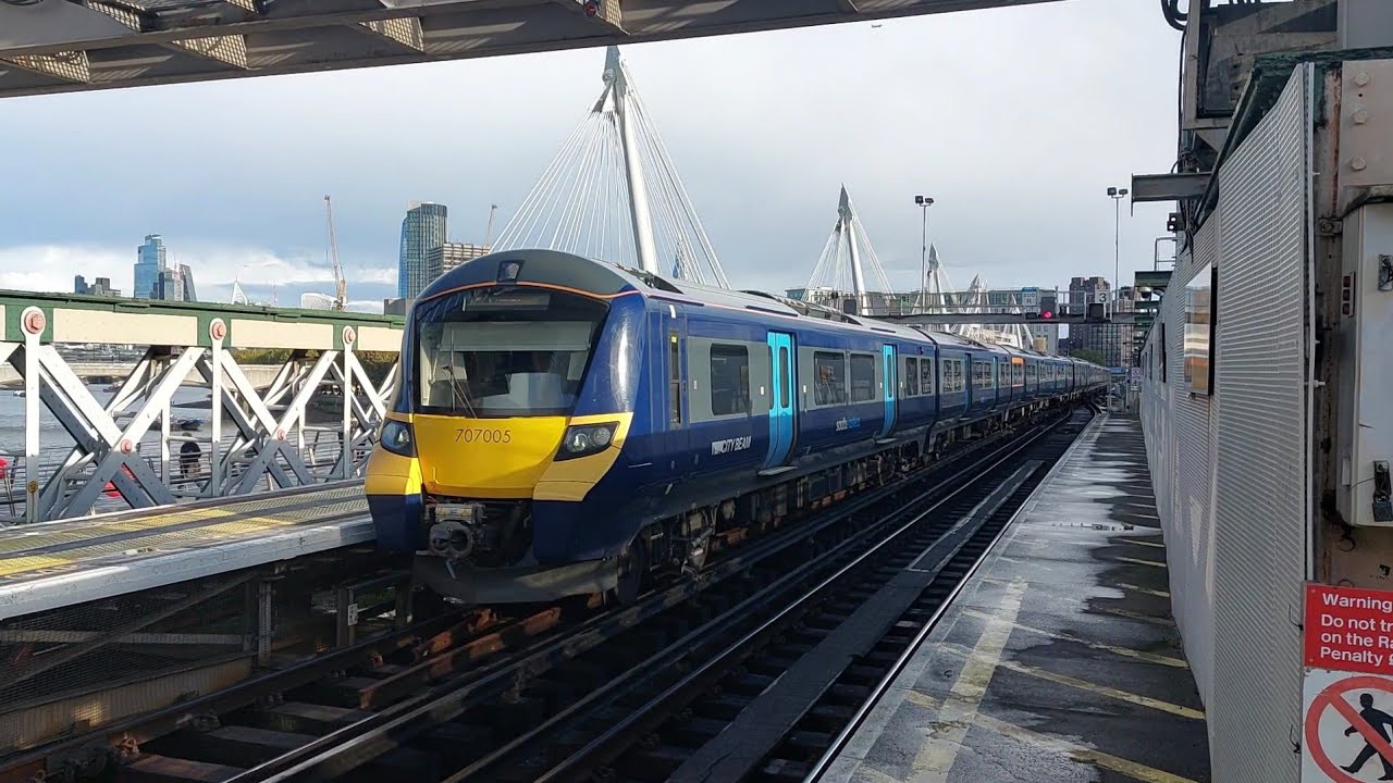 southeastern class707 arrives in London Charing Cross - YouTube