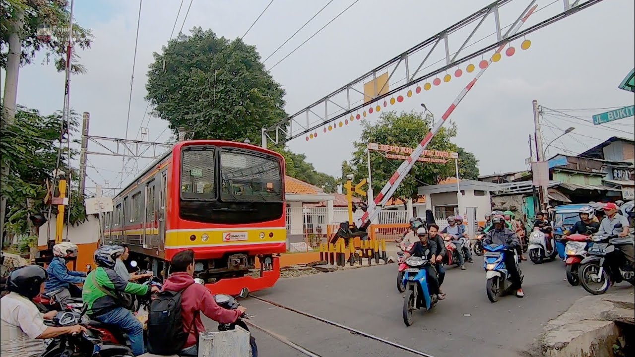 Krl Kereta Listrik Baru JR205 Marchen Perlintasan Kereta Api Indonesia ...
