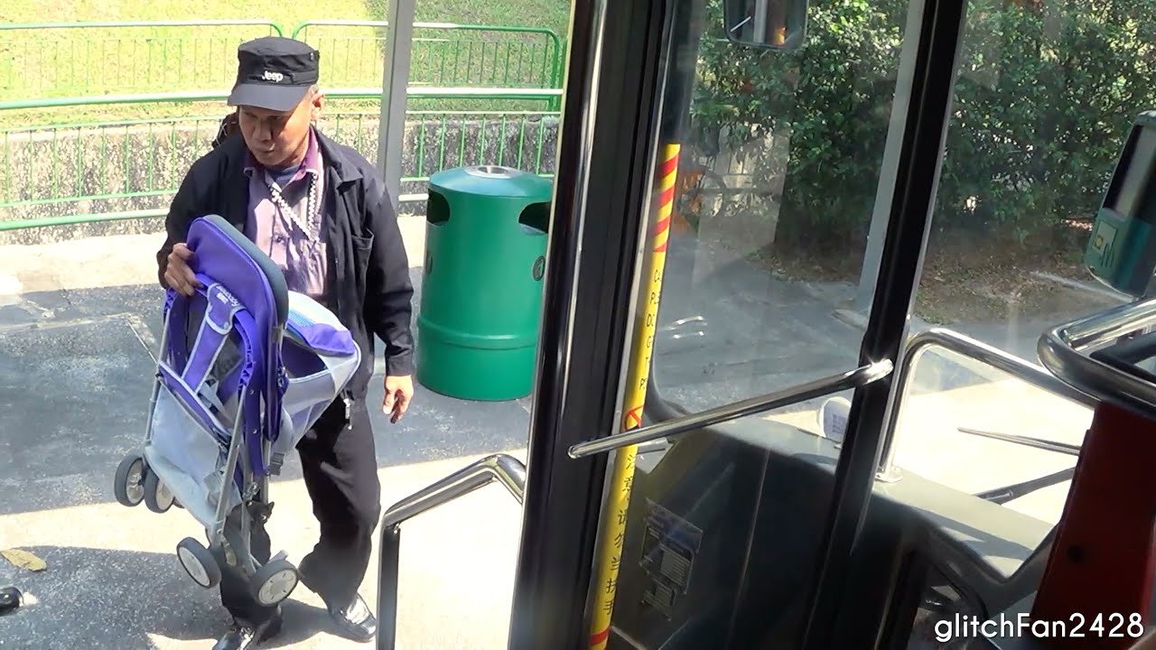 [SBST] Bus Captain helps passenger carry pram up bus! - SBS2652G on ...