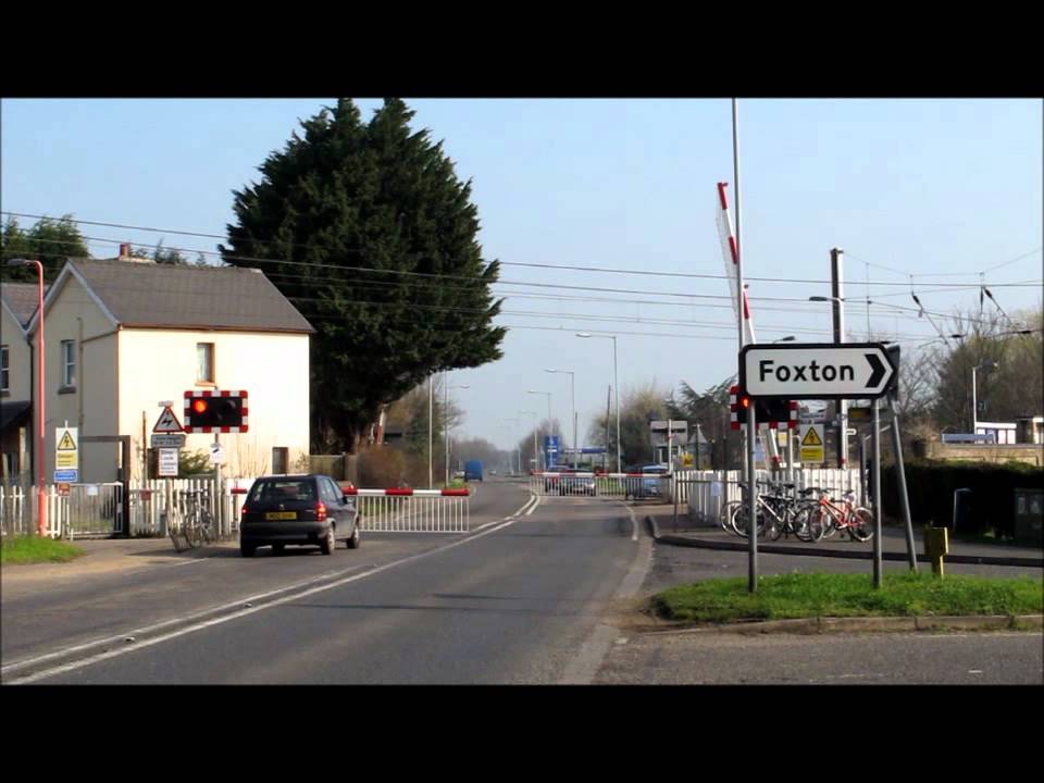 Foxton Level Crossing Gate closing sequence - YouTube