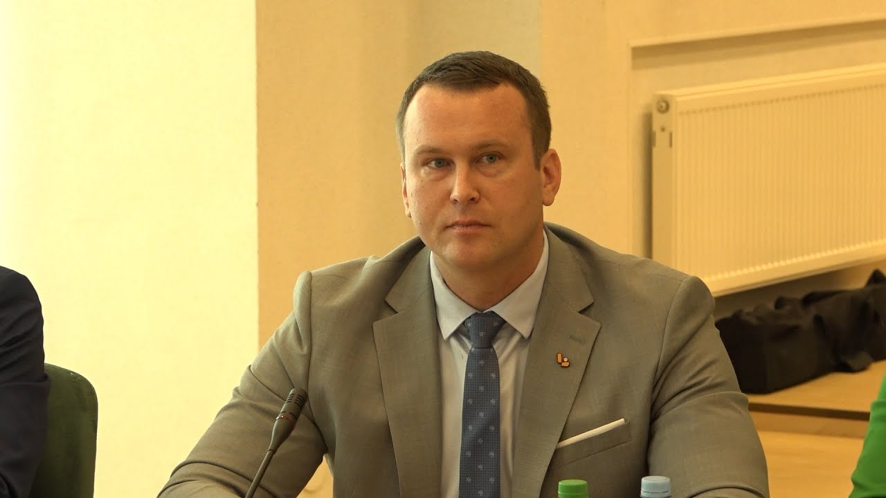 Евгений Шуклин - о начале работы в качестве врио мэра Висагинаса - YouTube