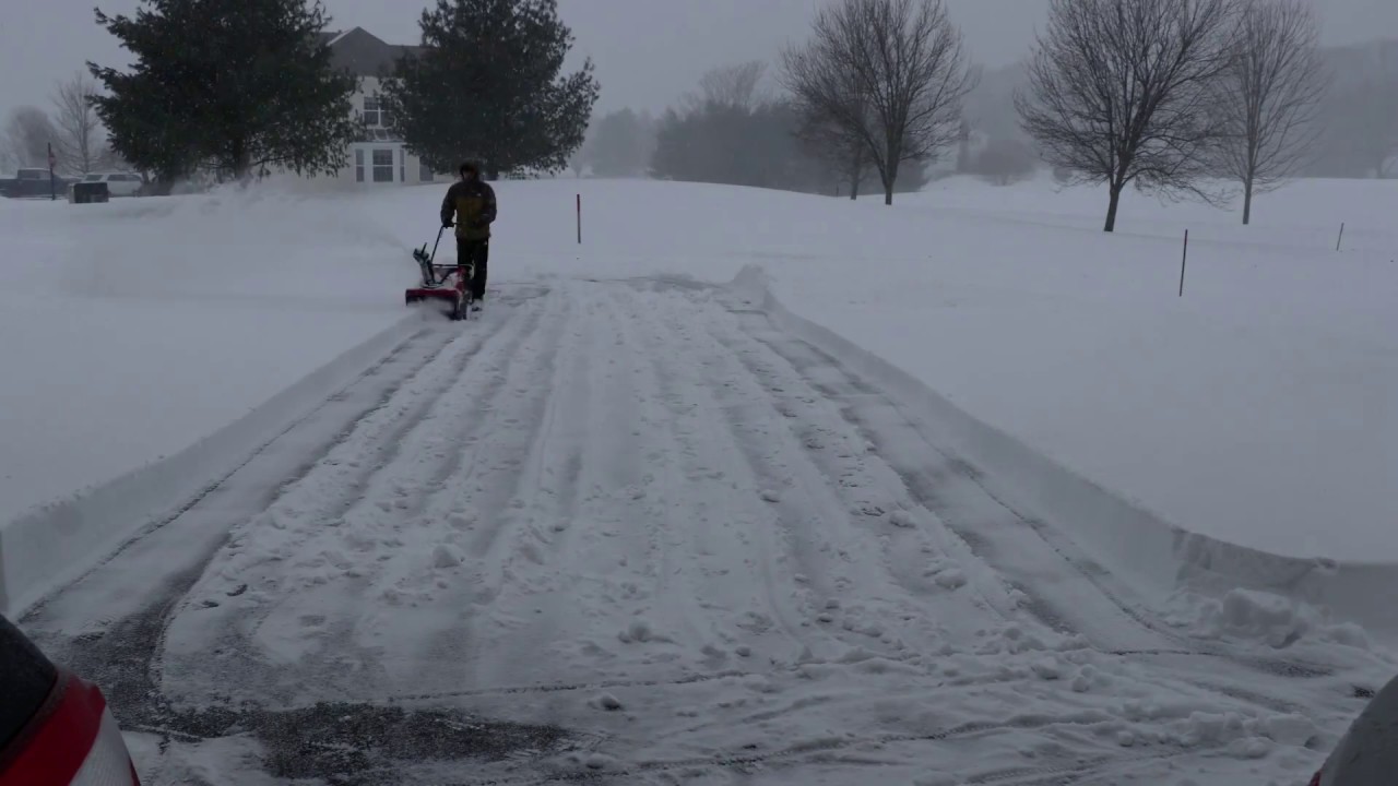 CLEAR SNOW DRIVEWAY - YouTube