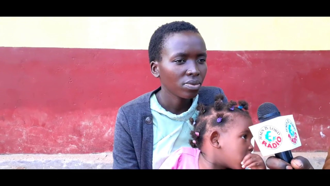 KREUPELE ANGEL ANYANGO STAAT OP & LOOPT BIJ DE VERKLARING VAN DE ...