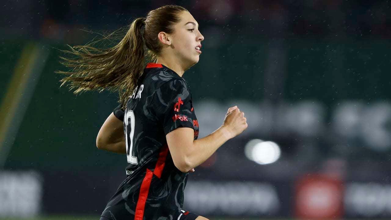 GOAL | Morgan Weaver scores early for the Thorns after excellent play ...