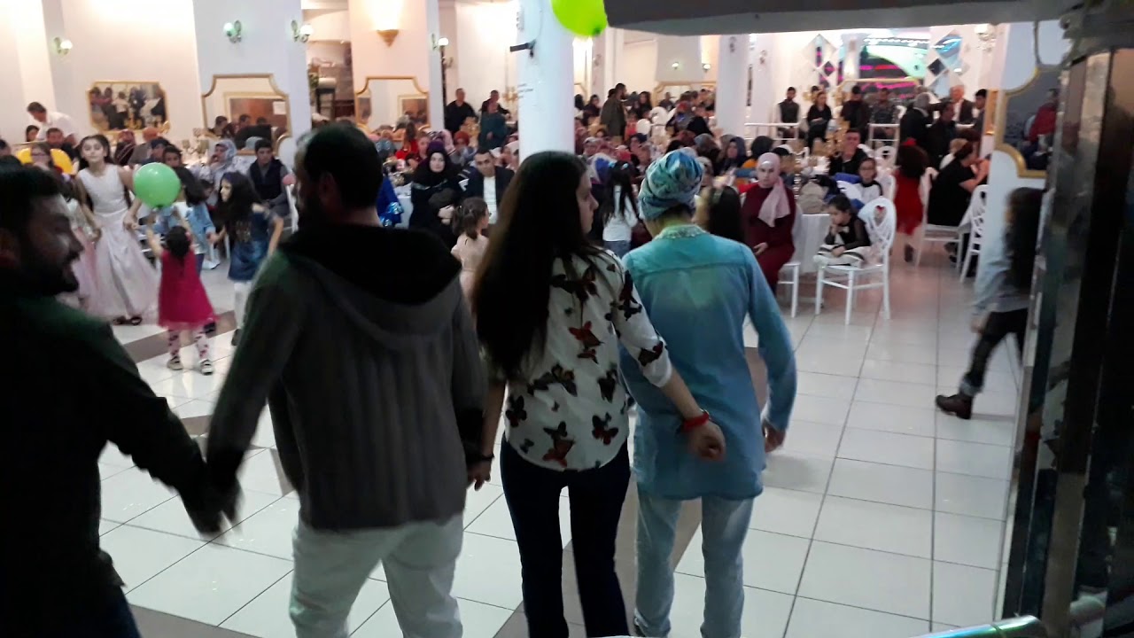 PLAYING BALLOON MIDDLE OF TURKISH WEDDING PARTY - YouTube