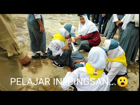 SISWI JATUH PINGSAN SAAT UPACARA BARU DIMULAI
