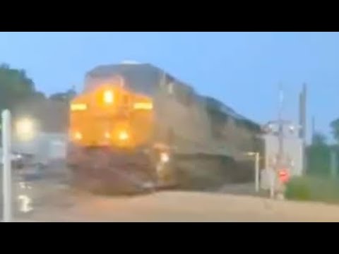 I got Csx 5216 leading!( Csx 4055 trailing!) 28 cars! 🇺🇸 - YouTube