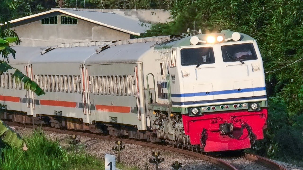 PERJALANAN LOKOMOTIF WNB TERLAMBAT SAAT MENARIK KERETA API PENATARAN ...