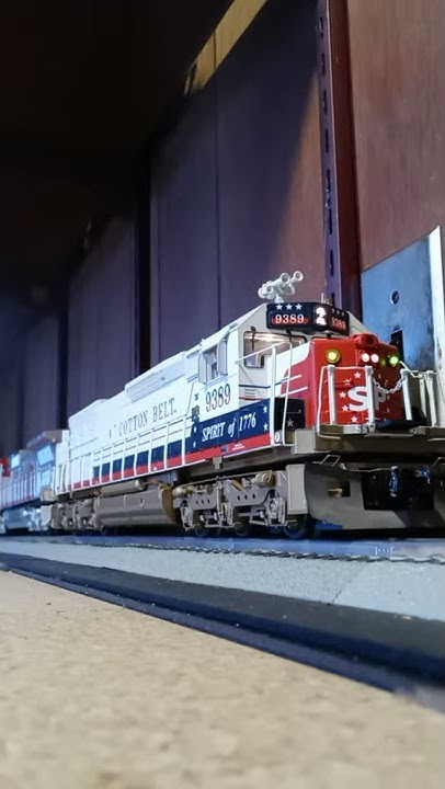 #short MTH Premier O-Scale SSW (Cotton Belt) 9389 SD45T-2 Bicentennial Tunnel Motor - YouTube