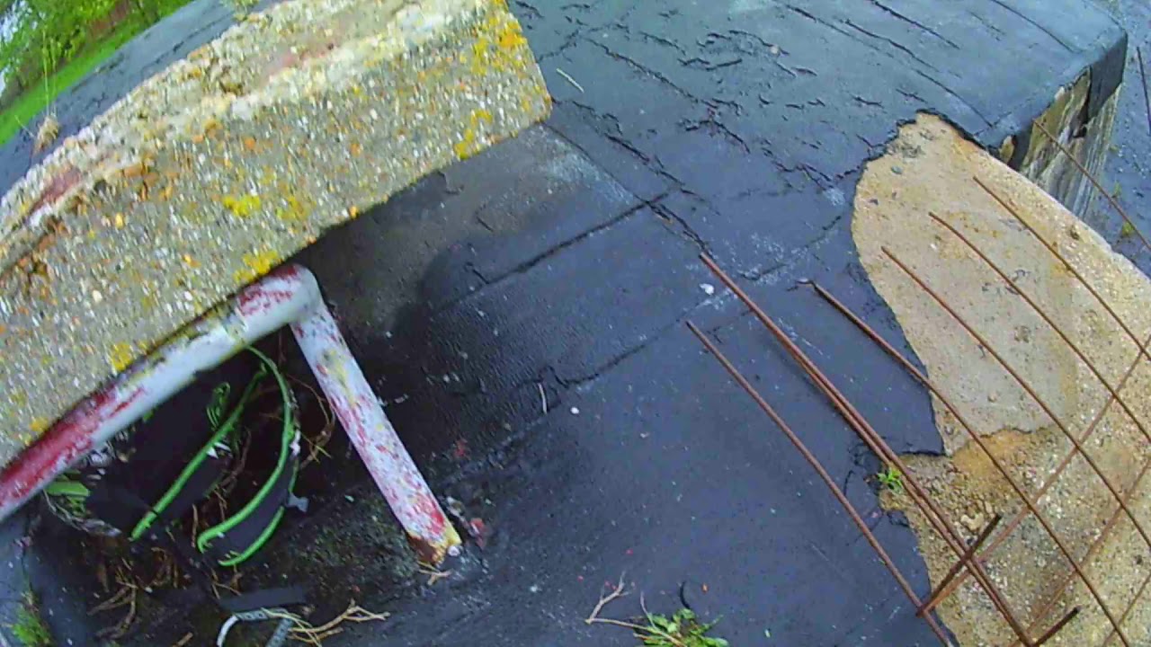 Dikke benzine opslag bunker met the roofs - YouTube