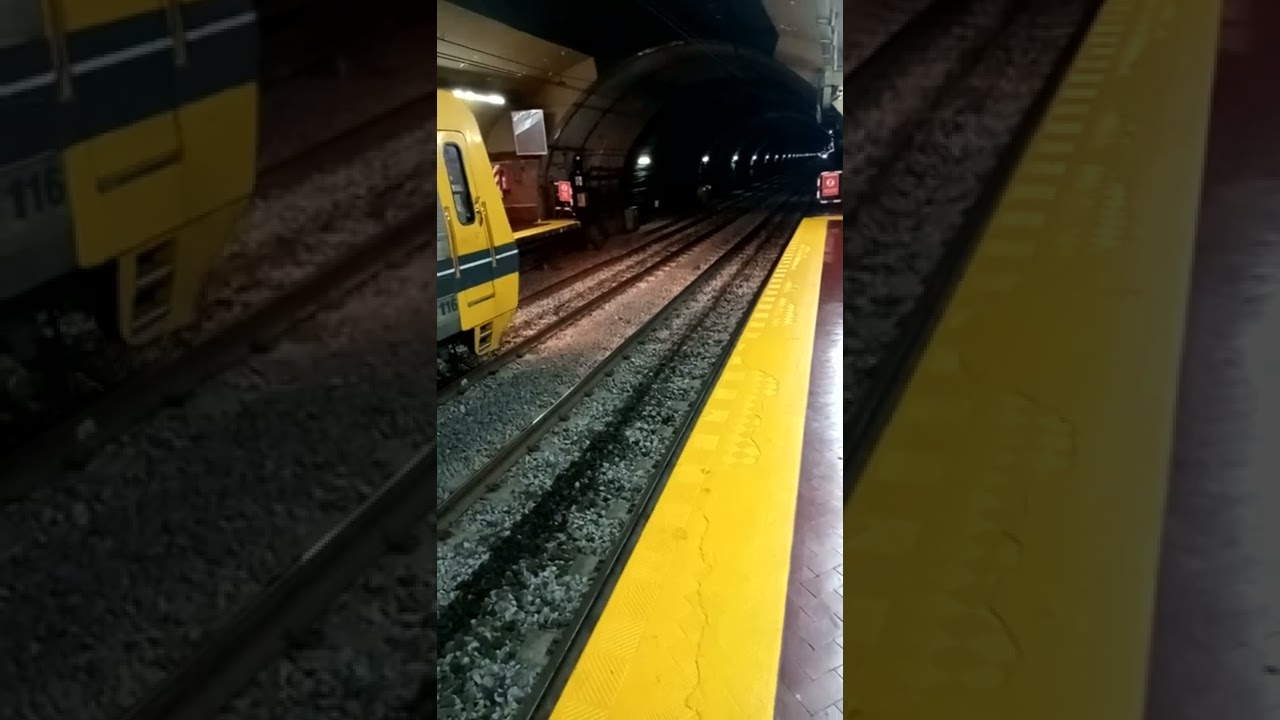 Línea E de Subte de Buenos Aires. Estación Urquiza. Arribo de dos ...