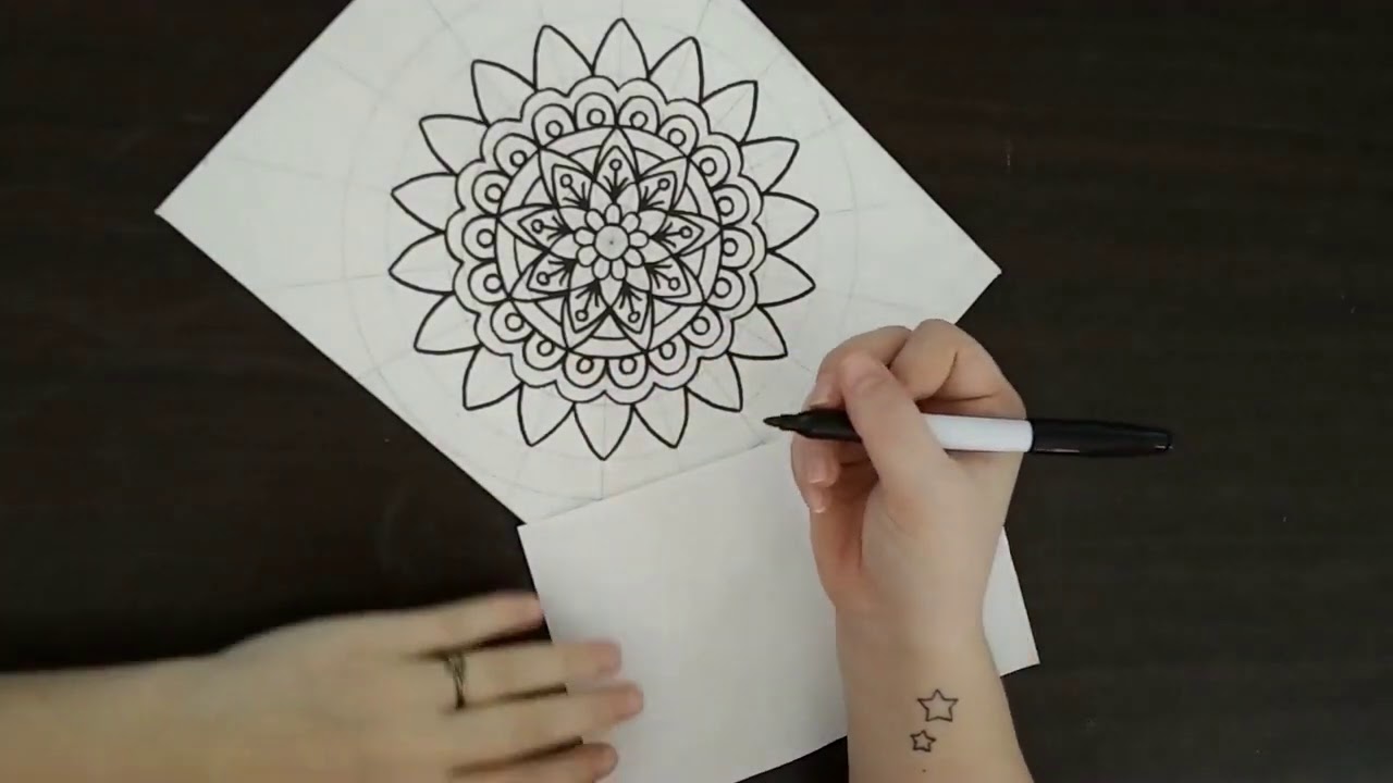 "Október" mandala megrajzolása / Drawing of "October" mandala - YouTube