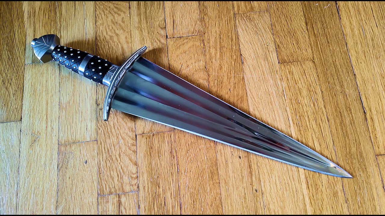 Cold Steel Milanese Cinquedea: Short Sword or Big Dagger? - YouTube