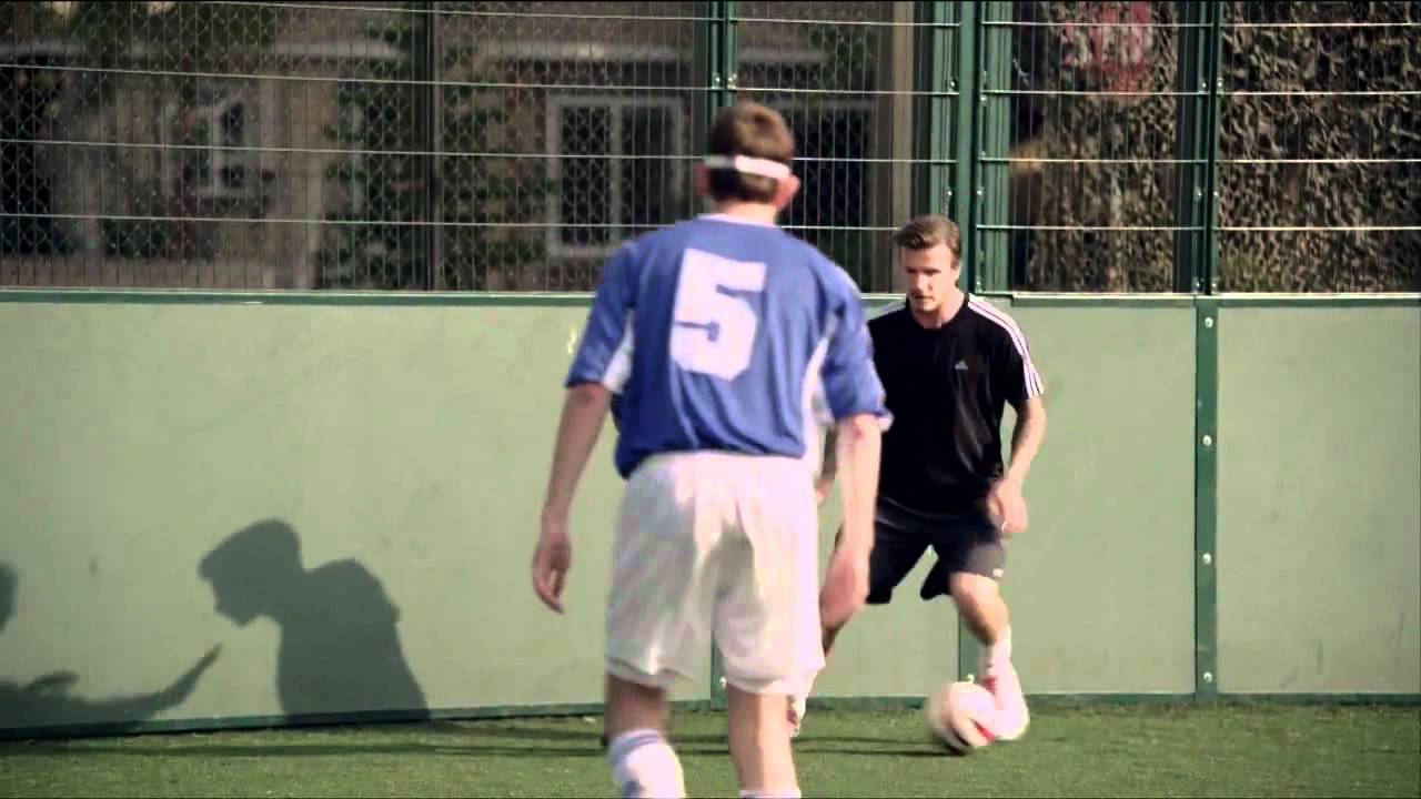 David Beckham Playing Blindfold Football [HD] - YouTube