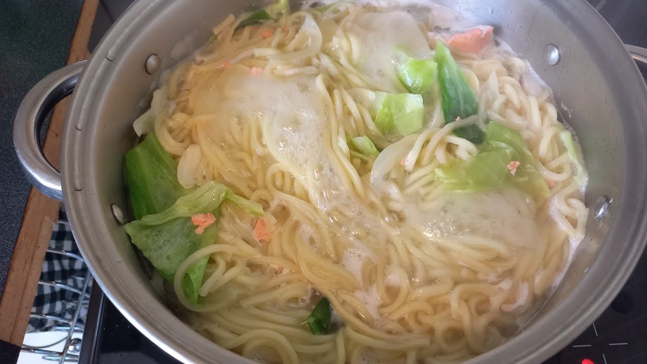 FRESH MIKI NOODLES WITH SALMON FISH@AldoTv19 - YouTube
