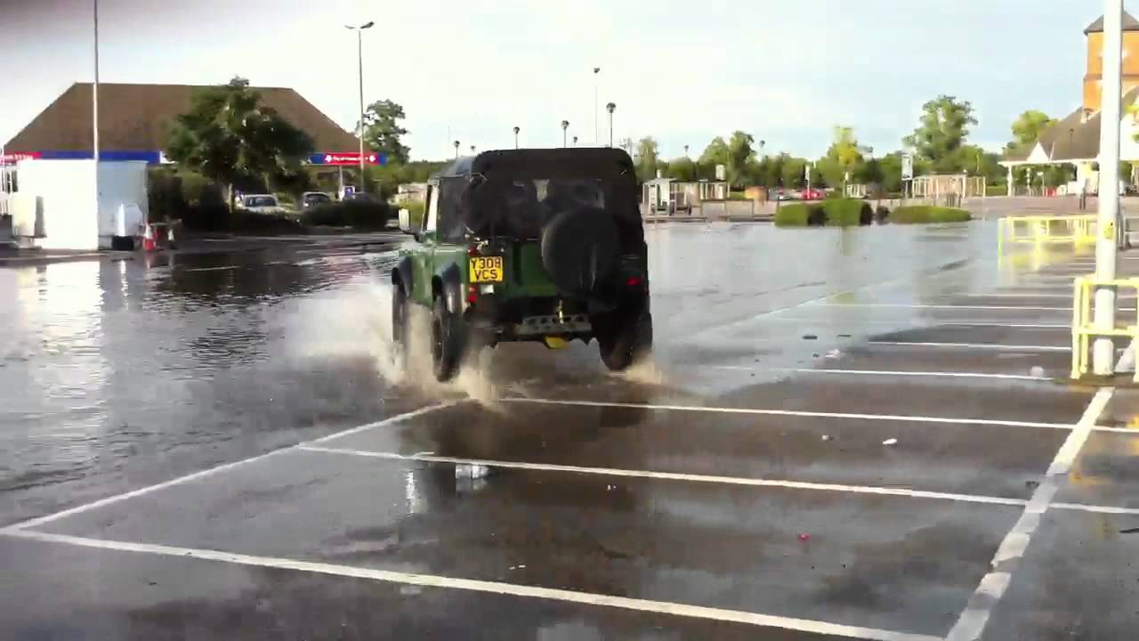 Land Rover Water Splash - YouTube