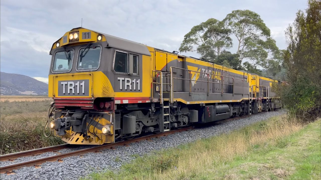 TasRail TR11 TR01 #32 train Riverside Drive Trail - YouTube