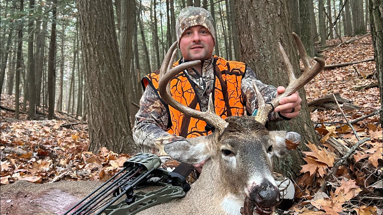 Stalked buck shot in Northern Michigan with Mathew’s Lift RX - YouTube