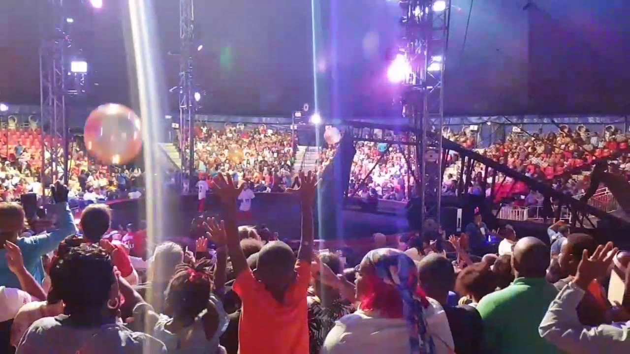 Fresh the Clowns Kinda Wavy at #universoulcircus - YouTube