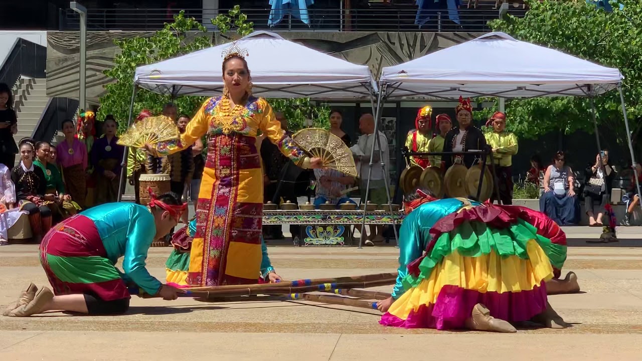 Parangal Dance Company (Singkil-Maranao) - YouTube
