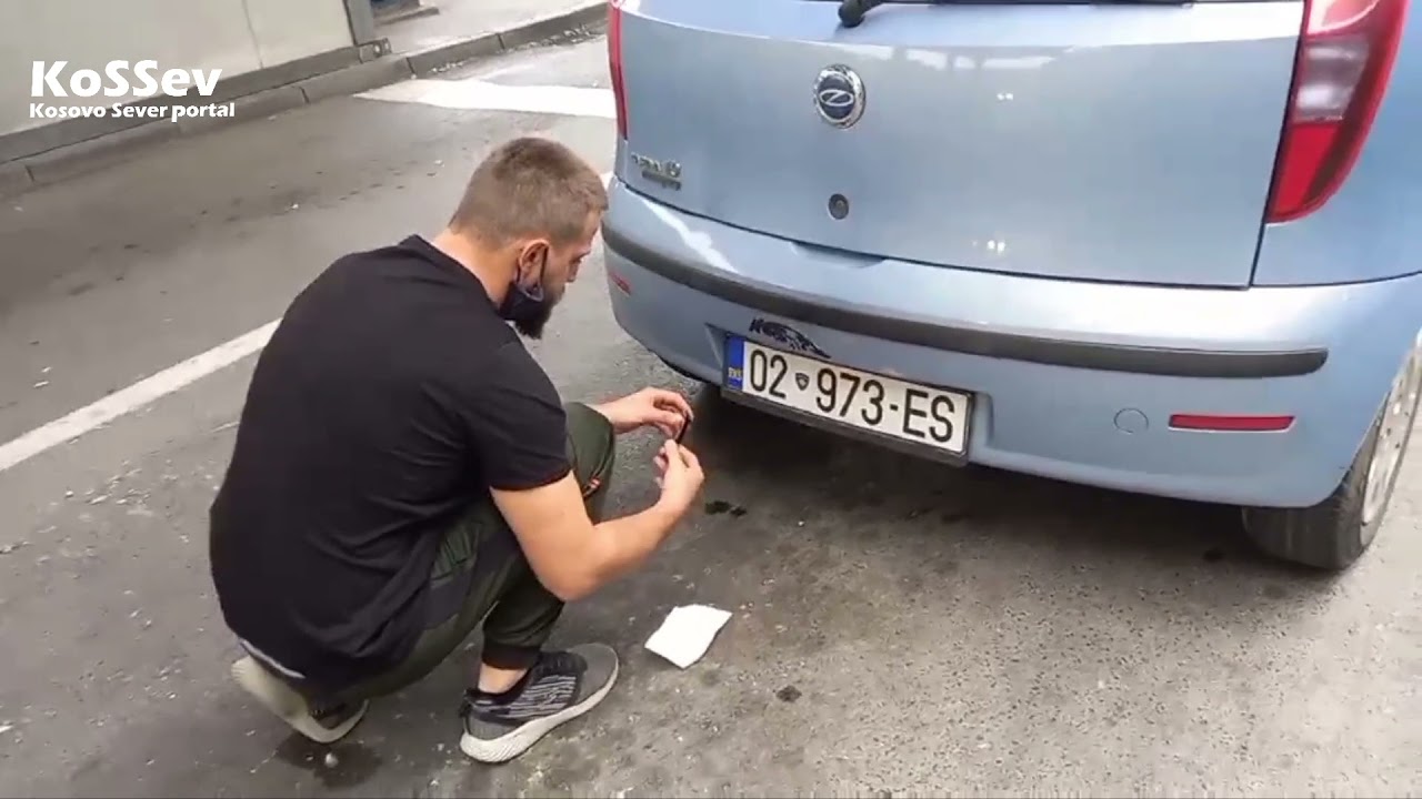 Nalepnice za RKS tablice na prelazu Jarinje - YouTube