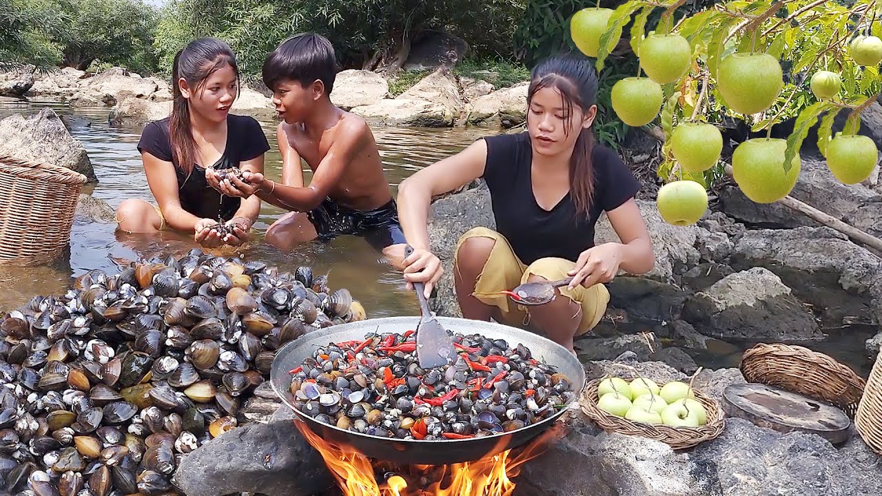 Adventure in jungle: Found wild apple and Clams for food in forest ...