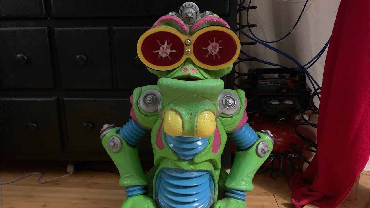 Up Close with the Dunk N Alien Animatronic Figure - YouTube