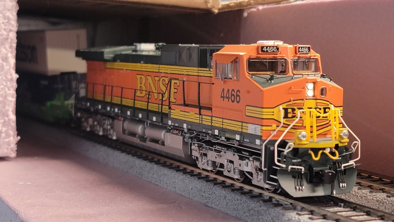 S2 E40: 4466 Delivering Cargo Containers Through The Mountains. #train ...