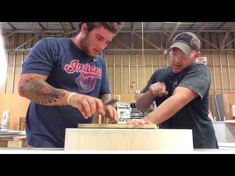 Marangozun parmak sıkışması şakası.