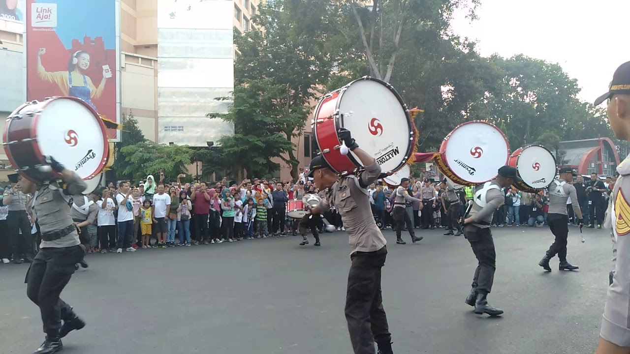 Drumband Akpol di acara Road Safety Millenial Simpang 5 Semarang - YouTube