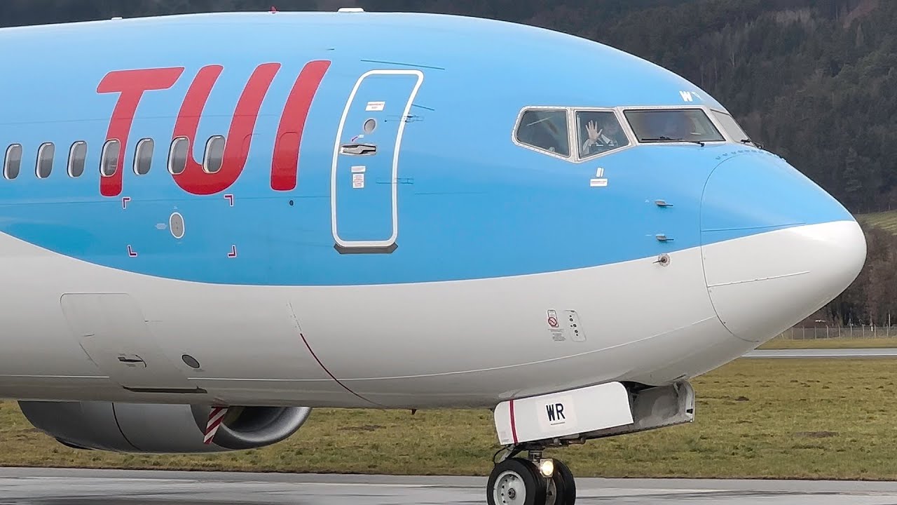 TUI Airways movement and waving pilot at Innsbruck Airport - YouTube